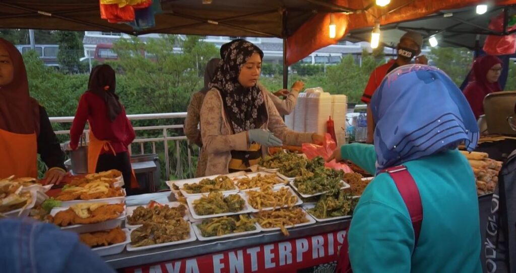Golden Hills Night Market in Cameron Highlands, Brinchang – Puri & Sue ...